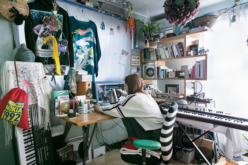 まるでヴィンテージショップ？好きが詰まった5.8畳 ミュージシャン／YUPPAさんのリアルワークライフ | 【GINZA】東京発信の最新ファッション＆カルチャー情報