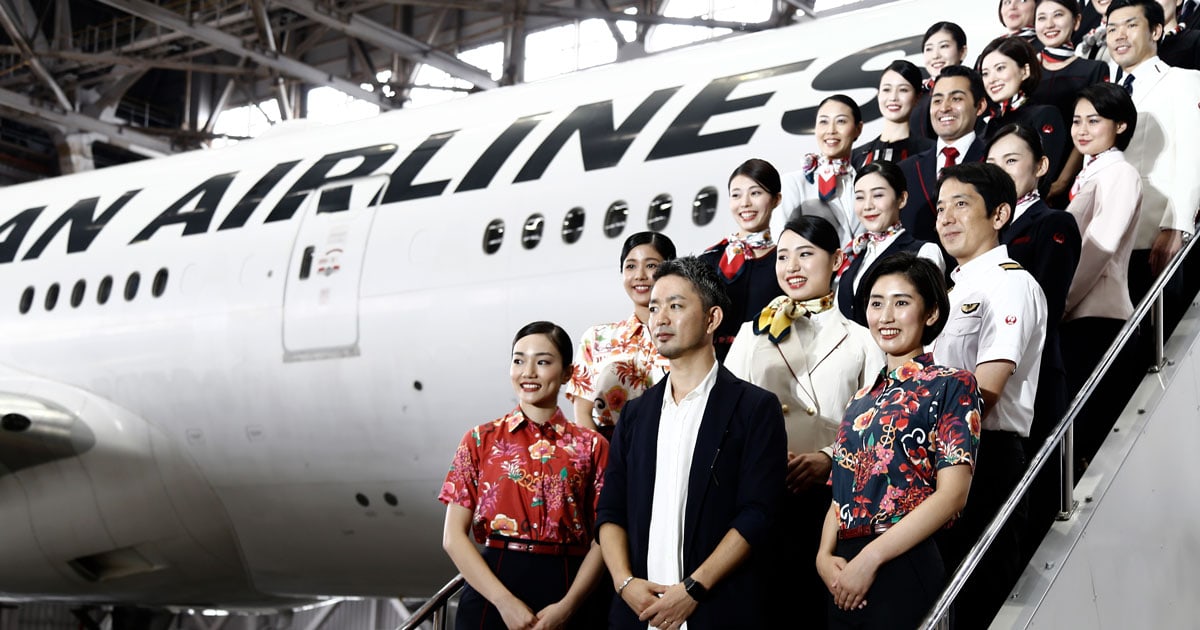 東京オリンピックを目の前にJALが新制服をお披露目。初となるパンツスタイルも登場 | 【GINZA】東京発信の最新ファッション＆カルチャー情報